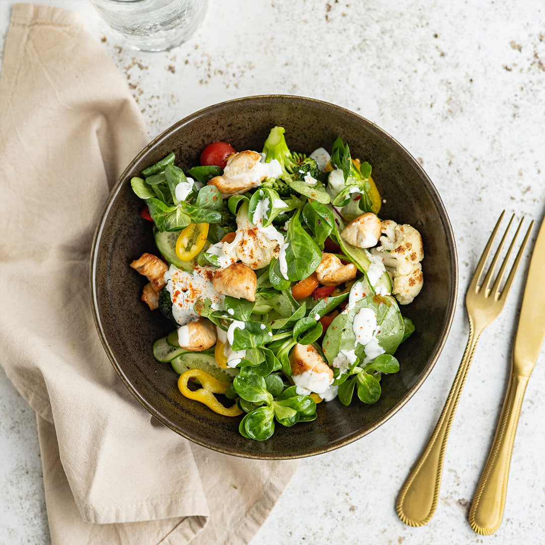 Rainbow salad with chicken and dill quark - NewFysic