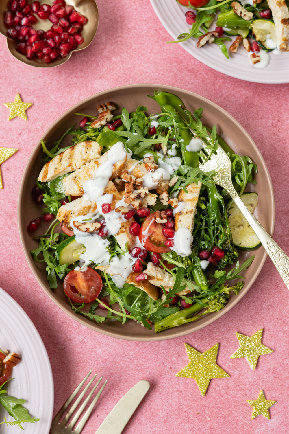 Salade met kalkoenreepjes, bimi, peultjes, courgette en yoghurtdressin ...